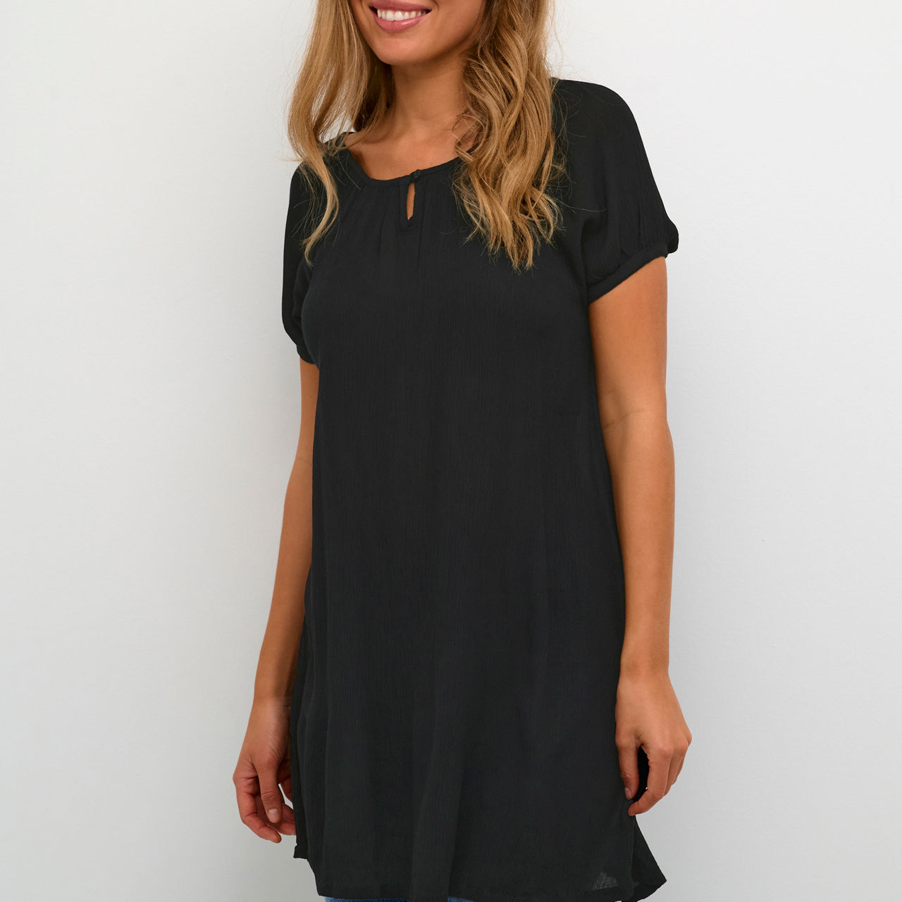 KAFFE Amber Solid Keyhole Tunic